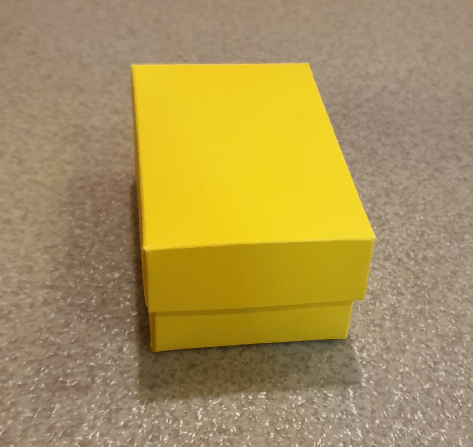 Yellow cardboard box – Minervashop.eu